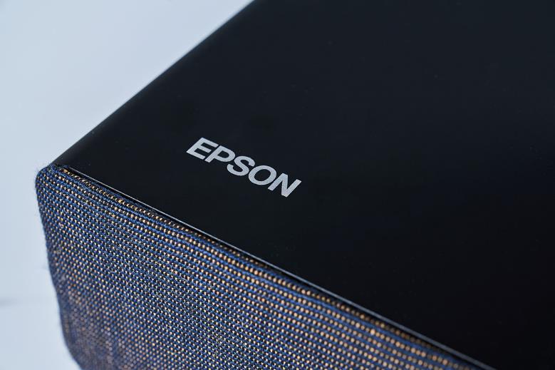 Epson 4K鐳射投影機 EH-LS500 實測：離牆 39cm就可投出100吋亮麗畫面 - 香港投影